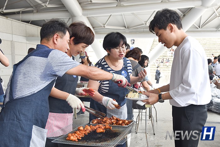 Like a Family: Korea's Seon-Hubae Culture