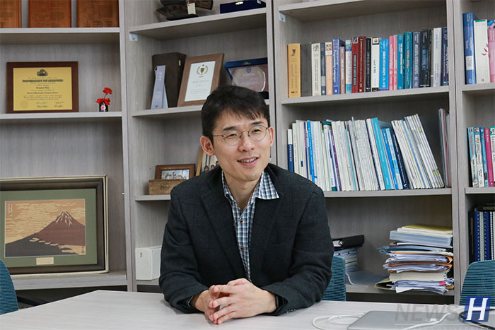 [Researcher of the Month] Hedging Deep Features for Visual Tracking