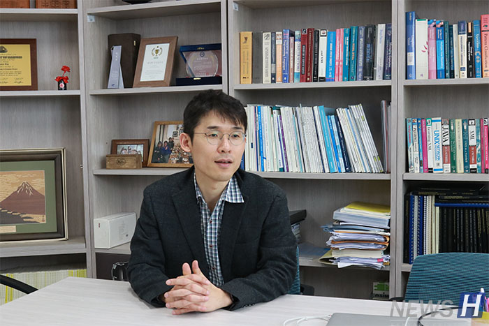 [Researcher of the Month] Hedging Deep Features for Visual Tracking