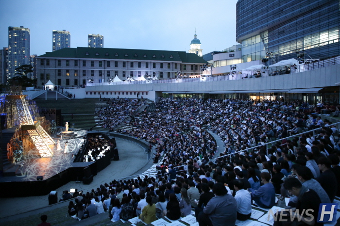 An Outdoor Opera Attracts a Crowd of 6000 Over 3 Days