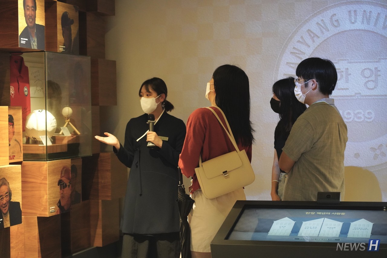 [PHOTO NEWS] HY:D and Docent at the History Museum, the Old Heart of ...