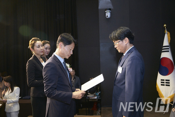 Prof. Koh Seong-ho, Recipient of the Prime Minister's Commendation on ...