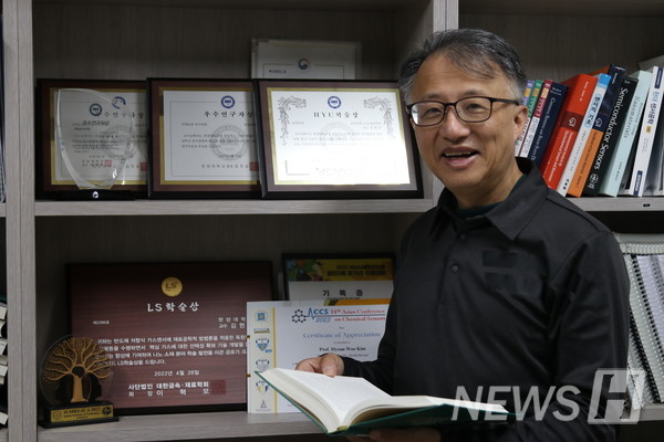 Prof. Kim Hyoun-woo: Gas Safety Advocate and Gas Sensor Researcher
