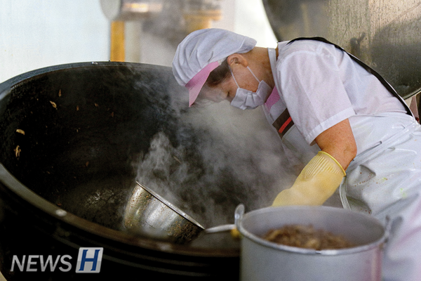 [Photo News] Stories of Student Cafeteria Cooks in Charge of Hanyang's ...