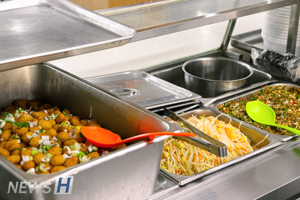 [Photo News] Stories of Student Cafeteria Cooks in Charge of Hanyang's ...